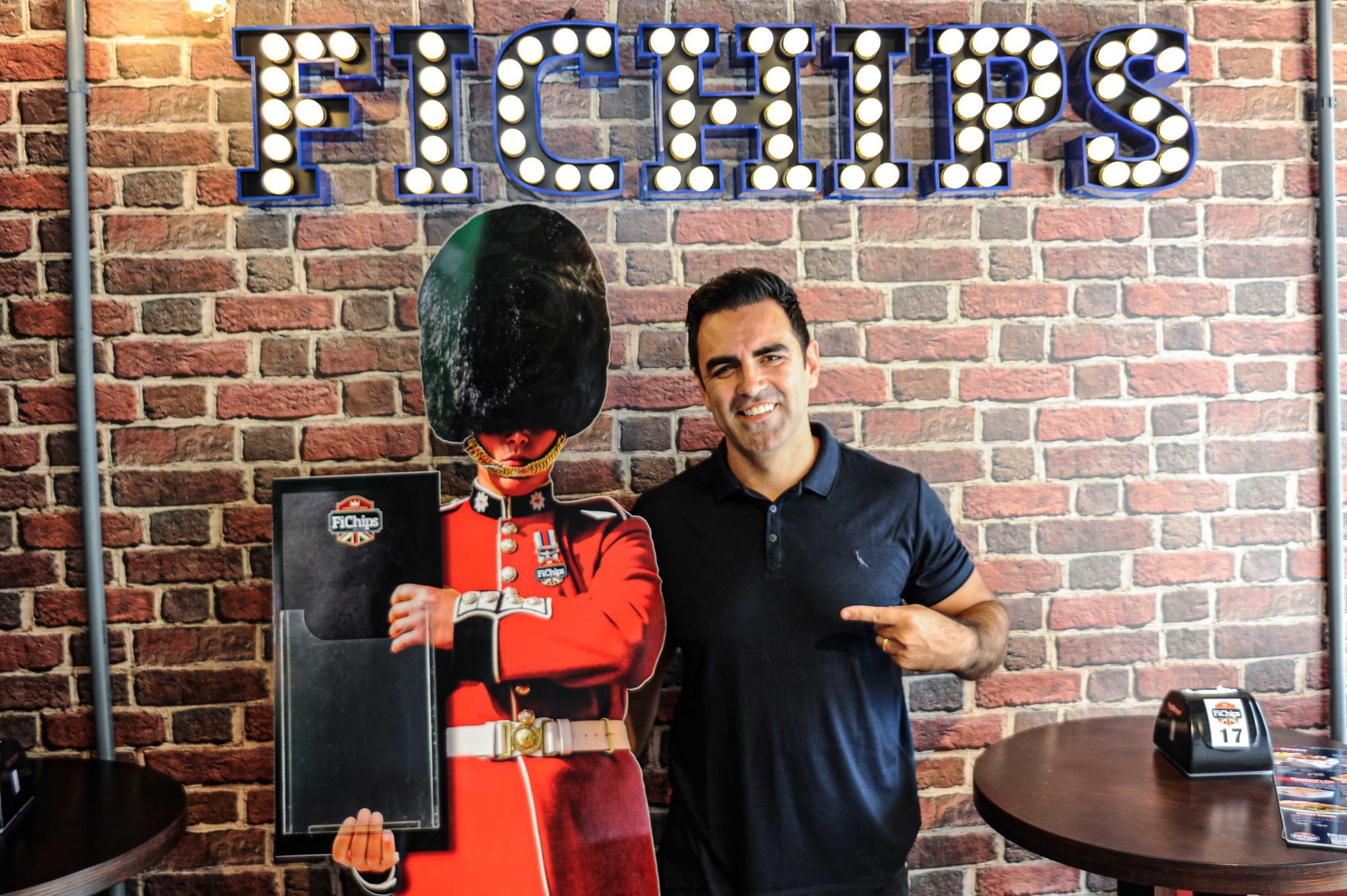 Empreendedor que vendia peixe com fritas na rua chega a 25 lojas no ...