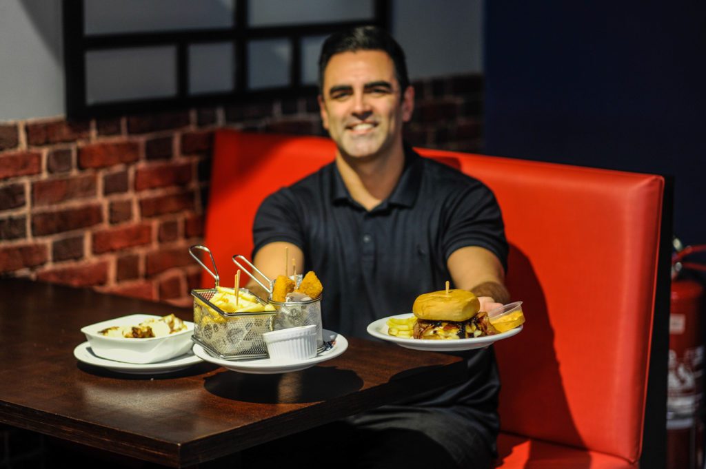 Empreendedor que vendia peixe com fritas na rua chega a 25 lojas no ...